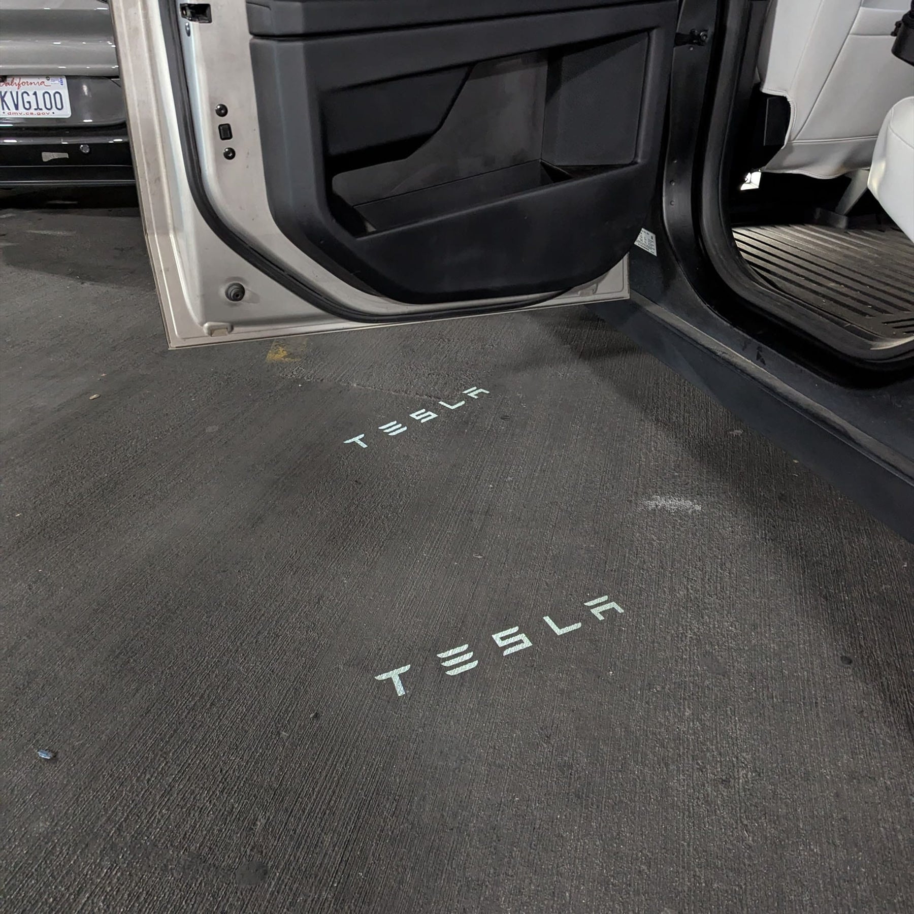 Custom LED Courtesy Door Projector Puddle Lights For Tesla Cybertruck ...